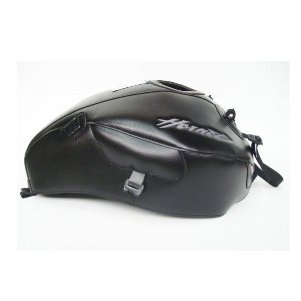 メーカー名：バグスターメーカー品番：1357Uヨーロッパのバイク文化が生んだタンクをカバーするための商品。幅広いカラーバリエーションで、愛車のイメージチェンジに最適です。タンクの保護はもちろん、専用タンクバッグのベースとしてもご使用いただけ...