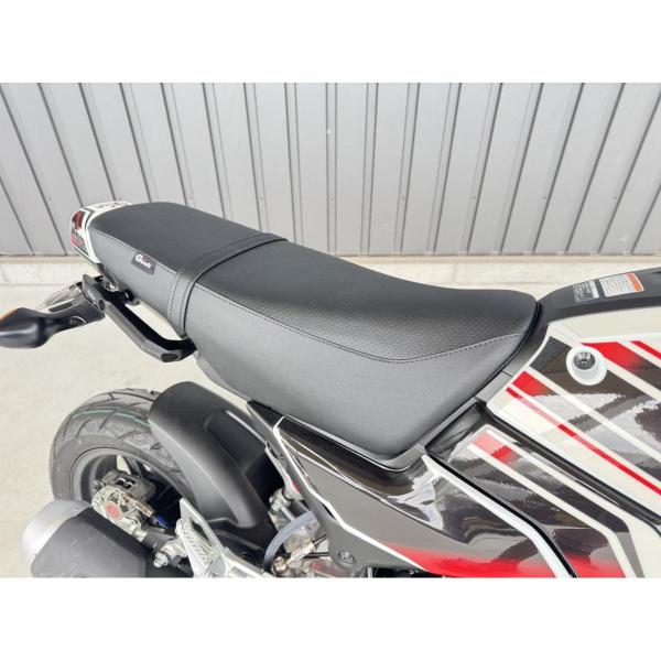 メーカー名：ジークラフトメーカー品番：32431販売備考：シッティングポジションとライディングの自由度を向上させるため、純正比+2cmのハイシートな設定をしつつ、内股部をシェイプすることで足つき性と、ニーグリップ性を確保。表皮にはグリップ性...