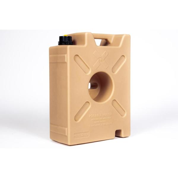 メーカー名：ロトパックスメーカー品番：RX-5TANRotopaxのタンコンテナ5ガロン(キャンプジャグ)は、特許取得済みの回転成形で製造されており、水を保管・携行することができます。サイズは、336.55×457.20×165.1mm。容...