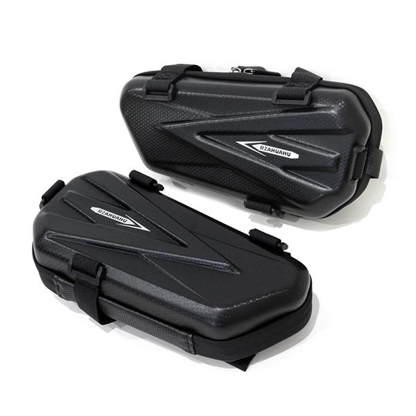 バイク用 サイドバック 左右2個セット フレームやタンデムステップに装着することで収納スペースを確保できます。ベルトで縛るだけの簡単取付なので天候や用途に合わせて脱着も簡単に行うことができ、防水コーティングを施した表生地と、止水ファスナーを...