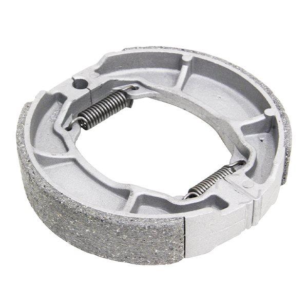 コストパフォーマンスに優れたノンアスベストブレーキシュー耐摩耗性に優れ攻撃性も低く音鳴りも軽減。低中速から高速まで安定した制動力と耐フェード性、ウェット時の安定性を発揮し幅広い走行に対応致します。天候に左右されることなく低温でも効力が表れ、...