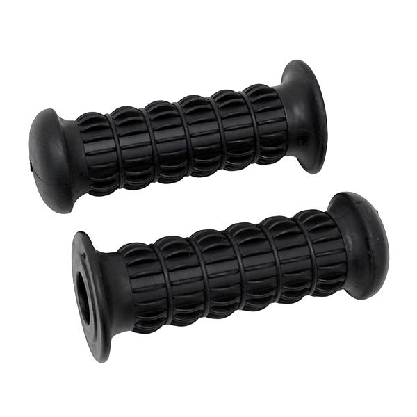 汎用のハンドルグリップです。7/8インチ (22.2mm) のハンドル用です。※タイトルの車種は検索用になりますので適合はサイズでご判断をお願い致します。全長：約132mmカラー：ブラックセット内容：左右セット備考：非貫通タイプ