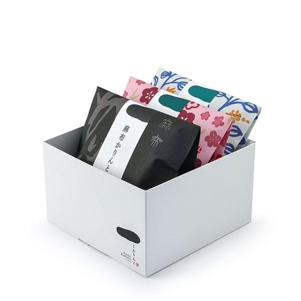 ご贈答用にかぶせ蓋箱入りの詰合せはいかがですか。3種類のかりんとうが入っています（麻布かりんと・きんぴらごぼうかりんと・ゆずかりんと）。※袋デザインリニューアルに伴い、ご購入された時期によって、袋デザインが掲載画像のものとは異なる可能性ござ...