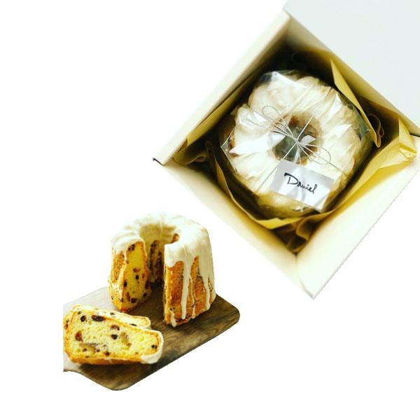 ダニエルのクグロフは、ホワイトチョコのまろやかな甘みがバターの風味と絶妙にマッチ。ドライいちじくや胡桃の食感がアクセントになっています。※代理購入となります。ご了承ください。※パッケージ内容・お味は告知なく変更となる可能性が御座います。ご了...