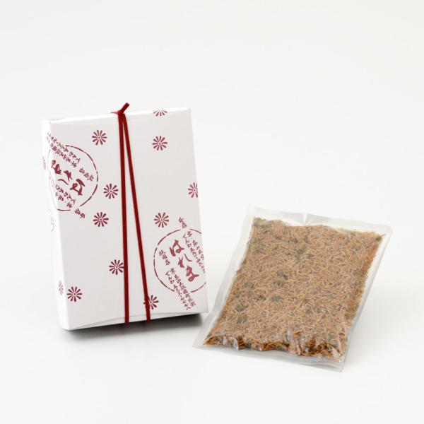 自慢のチリメン山椒。創業以来、吟味された素材で手作りにて製造いたしております。防腐剤や着色料も入っておりませんので、お早目にお召し上がりください。お茶漬けやお粥にいれたり、お酒の肴にもどうぞ。