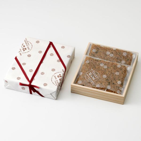 自慢のチリメン山椒。創業以来、吟味された素材で手作りにて製造いたしております。防腐剤や着色料も入っておりませんので、お早目にお召し上がりください。お茶漬けやお粥にいれたり、お酒の肴にもどうぞ。