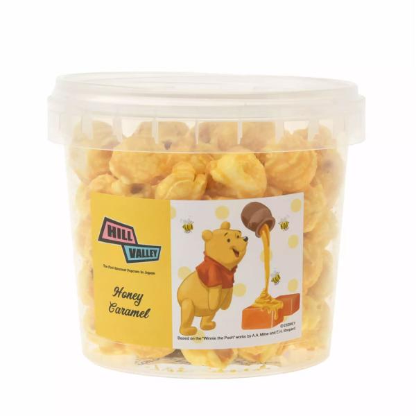 グルメポップコーン専門店「HillValley(ヒルバレー)」のポップコーンに、プーさんデザインのクリアバーレル入りが登場。ディズニーストアオリジナルフレーバー、ハニーキャラメル。 サイズ　高さ約9.8×直径11(cm) 重さ　約130(g...