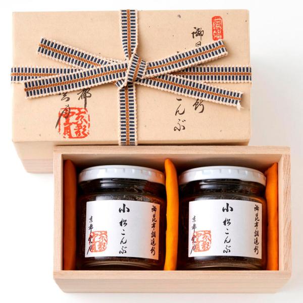 小松こんぶは雲月の懐石料理の中から生まれた一品。やわらかく、塩分を控えあっさり上品な細切こんぶに仕上げております。体裁もよく、ご進物にも重宝します。