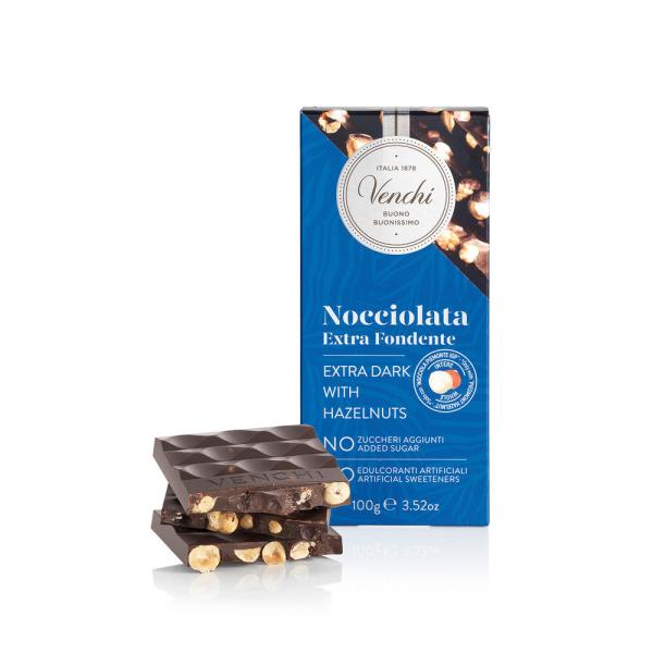 145年以上にわたるチョコレートづくりの伝統を受け継いだ新シリーズ 砂糖不使用のミルクチョコレートに、ピエモンテ産ヘーゼルナッツをたっぷり混ぜ込んだバー。繊細なバニラのヒントとザクザクしたヘーゼルナッツの食感。