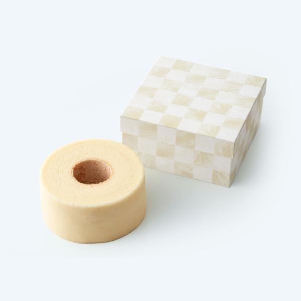 クラブハリエ伝統のレシピはそのままに。白いバターと、黄身まで白いたまごを使い、一層一層、昔ながらの製法で丹念に焼き上げました。やさしい白さに仕上げた季節限定のバームクーヘンです。