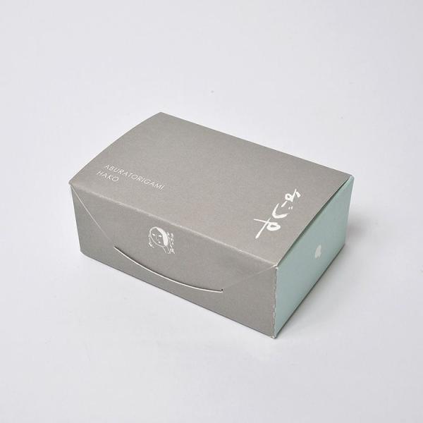 お肌の余分な皮脂を取り、化粧のりの良い素肌が実感できます。 緻密な組織の特殊和紙を厳選、箔打機で繰り返し叩き込んで紙の繊維を活性化し、抜群の吸収力と肌にやさしい使い心地を実現いたしました。 ご自宅の鏡台やメイクボックスに、メイク室や化粧室、...