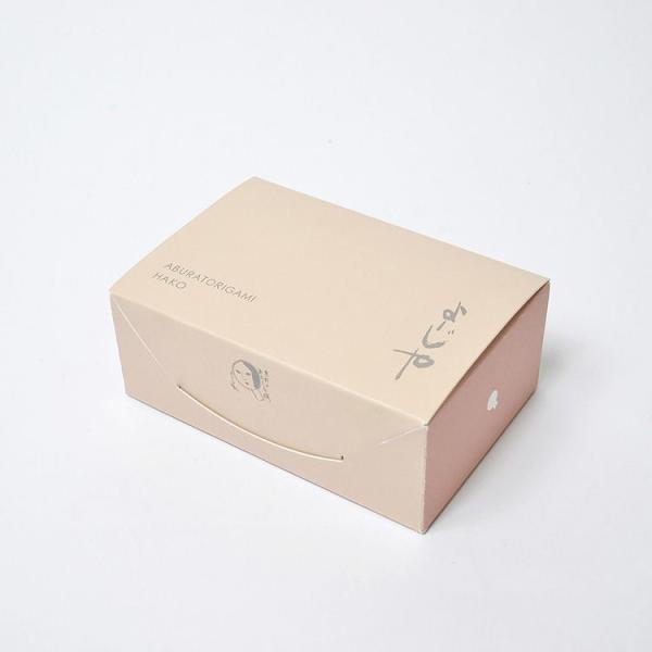 お肌の余分な皮脂を取り、化粧のりの良い素肌が実感できます。 緻密な組織の特殊和紙を厳選、箔打機で繰り返し叩き込んで紙の繊維を活性化し、抜群の吸収力と肌にやさしい使い心地を実現いたしました。 ご自宅の鏡台やメイクボックスに、メイク室や化粧室、...