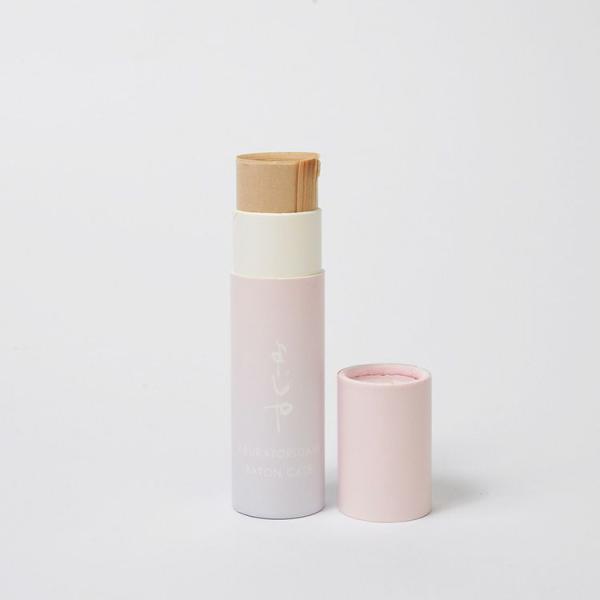 お肌の余分な皮脂を取り、化粧のりの良い素肌が実感できます。 緻密な組織の特殊和紙を厳選、箔打機で繰り返し叩き込んで紙の繊維を活性化し、抜群の吸収力と肌にやさしい使い心地を実現いたしました。 ちぎる必要がなく、片手でするっと１枚ずつ簡単に取り...