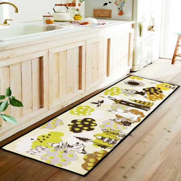 ムーミンママは、ムーミンやしきを訪れるお客さんをどんな時でも分け隔てなく、飲み物や食べ物を用意して温かく迎え入れます。そんなムーミンママのおもてなしのシーンは、だれしもを受け入れようとする寛容さの象徴として作品の中でよく描かれています。 フ...