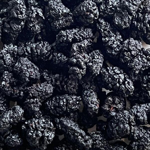 桑の実はクワ科クワ属、さっぱりとした甘さが特徴桑の実（マルベリー）は黒くなるほど完熟度が増し、手間暇が掛かるため高級品となります。黒い桑の実にはアントシアニンが豊富に含まれ、女性やシニアに人気中国（四川省）で栽培され農薬、化学肥料不使用、無...