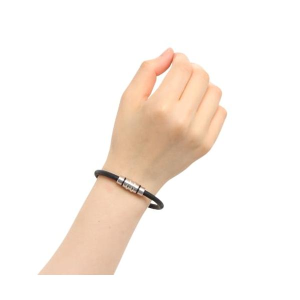 カジュアル スポーティプレミアムシルバー/Medium/ABAEF04M・Color:プレミアムシルバーSize:Medium・パッケージ個数:1・コラントッテは、永久磁石を独自の「N極S極交互配列」で配置した医療機器です。広範囲に磁力が影...