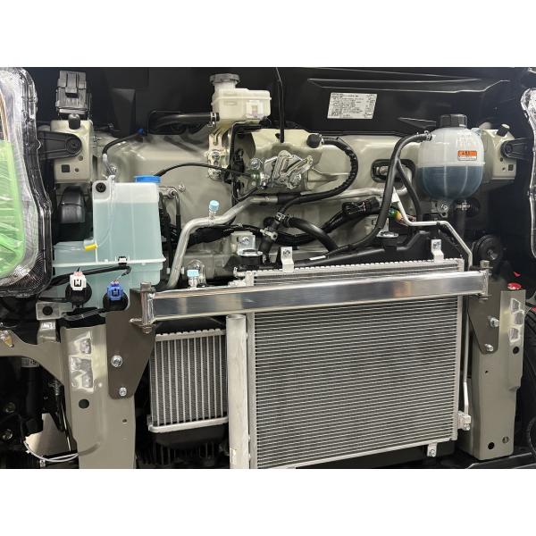 DA64系では連結されていたフレーム先端がDA17系ではなぜかオープンに！そこでフレーム先端を連結して剛性を上げ、ねじれを抑制することでサスペンション本来の動きを取り戻し乗り心地にも貢献します。※HIGH STYLEフロントバンパー専用にな...