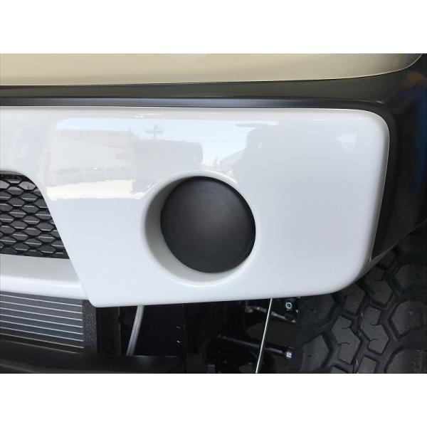 フォグランプを装着しない場合に取り付ける穴埋めアタッチメントです。スズキ車のValeoタイプのフォグランプと同寸法で他社のエアロパーツ等にも取り付け可能。FRP製（黒ゲルコート）2個セット