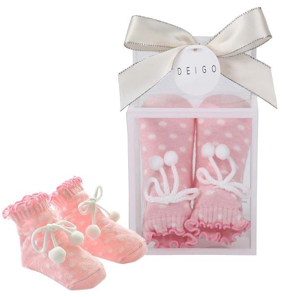 可愛いベビーの小さな小さなソックスです。抱っこされた足のつま先や、バギーからピョコンと飛び出したつま先がとってもキュートになっちゃいます。ソックスは日本製なので履き心地もとっても柔らかです。ソックスには柔らかくて脱げにくい「L字加工」がされ...