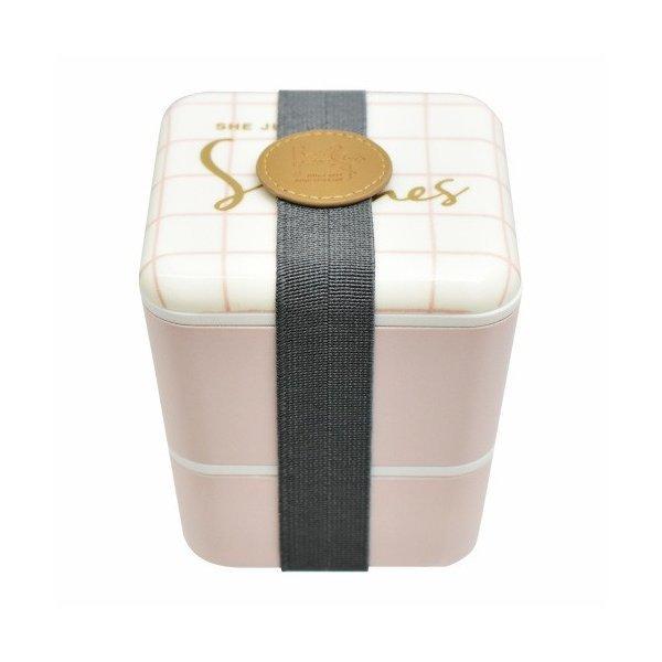 お手製のランチを持って会社に行こう！ＳＮＳ映えする、お洒落なお弁当箱です。・サイズ：W100×D100×H110mm・容量：上段360ml 　下段240ml・材質：本体PET・ABS樹脂（耐冷温度−20℃　耐熱温度120℃）シールフタ・PE...