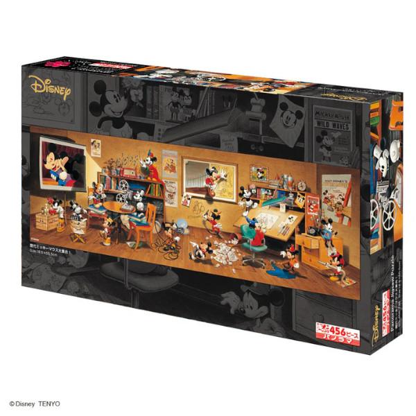 誰もいなくなったアニメーションスタジオの一室。歴代のミッキーマウスたちが壁の絵やフィルムから飛び出してきて大騒ぎ！デビュー作品の「蒸気船ウィリー」やカラー作品の「ミッキーの青春手帳」など、15作品からミッキーを登場させて、見所がいっぱい！！...