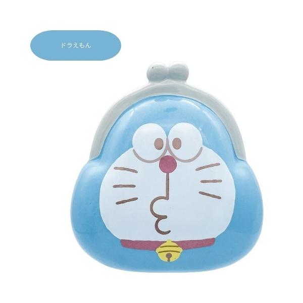 ドラえもんは、のび太と過ごす日常の中で思わず笑顔になるエピソードが多く、子どもから大人まで幅広い世代に愛されているキャラクターです。本商品は、ドラえもんモチーフの“がま口”デザインを取り入れた陶器製の貯金箱。10×11cmのコンパクトなサイ...