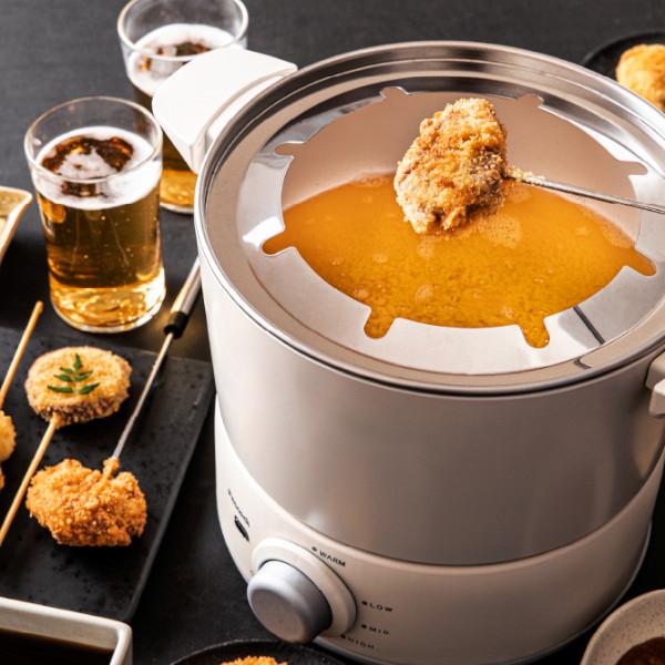 串揚げはお店で食べるもの。その串揚げを、ご家庭でも気軽に楽しんでいただきたい。そんな思いから生まれた「テーブルフライヤー」。食卓を囲み、目の前で揚げた串揚げでひとときの贅沢を。消費電力(W)：900本体サイズ(約mm)：284×215×25...