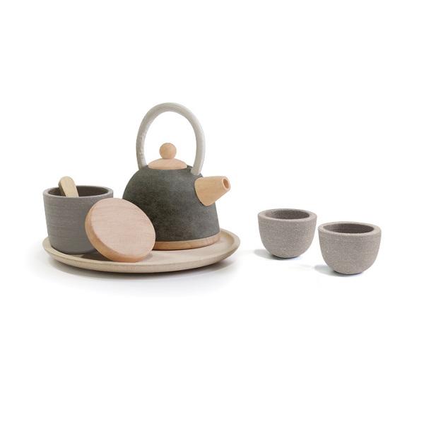 お茶のセットでお茶会を開きましょう。急須、茶入れ、お盆と、湯のみ2個のセットです。 安全警告 保護者の目の届くところで遊ばせてください。安全のため、変形したおもちゃは使用しないでください。小さな部品が含まれていますので、誤飲には十分に注意し...