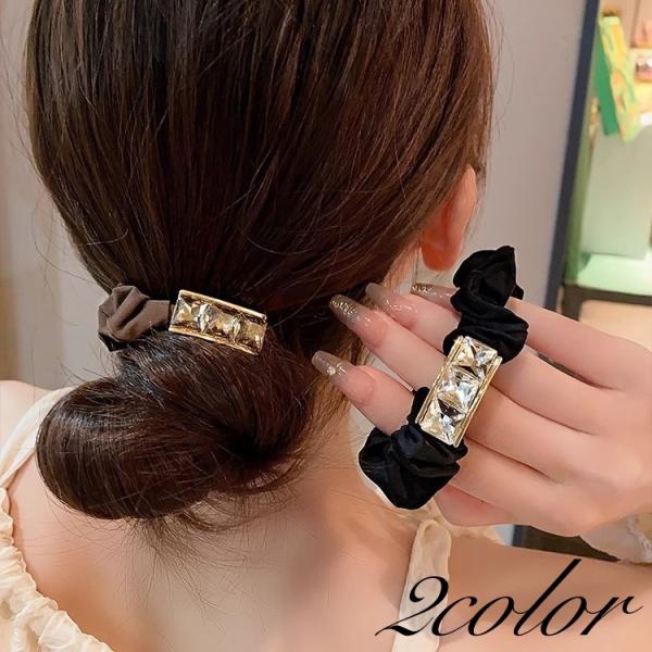 おしゃれなレディース用シュシュです。スクエアのビジューが輝いて可愛い♪ヘアアレンジのアクセントに◎【サイズについて】画像をご参照ください。【カラーについて】生産ロットにより柄の出方や色の濃淡が異なる場合がございます。お使いのモニターや撮影時...