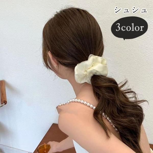 ボリュームのあるデザインが可愛いシュシュ。チュール生地とサテン風生地の二層構造。落ち着いた色合いで、ライトフォーマルファッションにも合わせやすいヘアアクセサリーです♪【素材について】ゴム他【カラーについて】生産ロットにより柄の出方や色の濃淡...