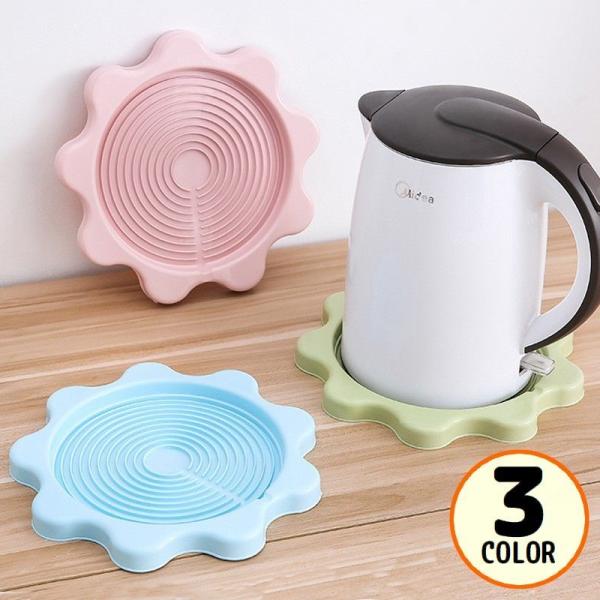 フラワーモチーフの可愛いデザイン♪プラスチック製の耐熱トレイです。インテリアにもオススメ！水切りバッチリ☆ケトルや麦茶ポット用トレイ・コップ受け・植木鉢の受け皿などにも◎【サイズについて】画像をご参照ください。【素材について】PP【カラーに...