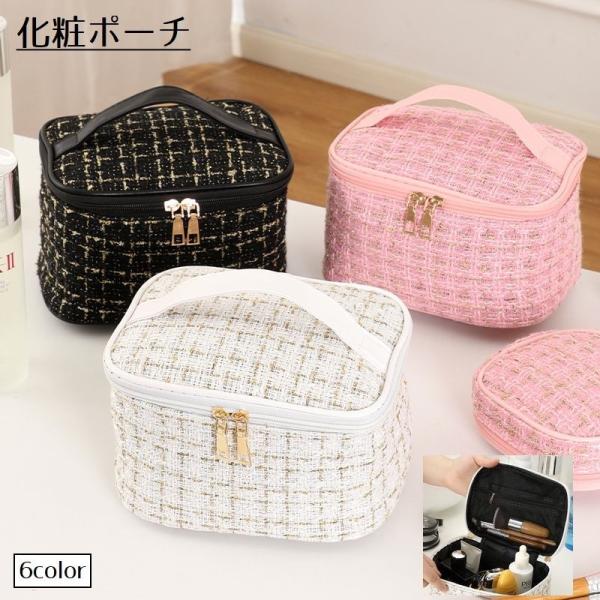 おしゃれな化粧ポーチです。ふたの裏にブラシ・ペン類を収納出来る仕分けスペースがあります。持ち手付が付いているので持ち運びにも便利です。【サイズについて】画像をご参照ください。【素材について】ポリエステル【カラーについて】生産ロットにより柄の...