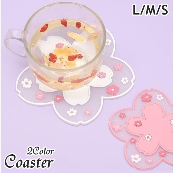 サクラの華やかなデザイン♪かわいいコースター(単品)です。お皿置きや鍋敷きとしてはもちろん、鍋つかみにも◎【サイズについて】画像をご参照ください。【素材について】PVC【カラーについて】生産ロットにより柄の出方や色の濃淡が異なる場合がござい...