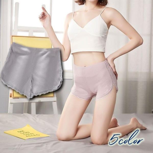 裾のレース使いがフェミニンでかわいいレディースオーバーパンツです。チラ見え対策や冷房・冷え対策に◎伸縮性に優れた素材で締め付け感がないのでルームウェアとしてもおススメです♪【サイズについて】画像をご参照下さい。【素材について】綿96％・スパ...