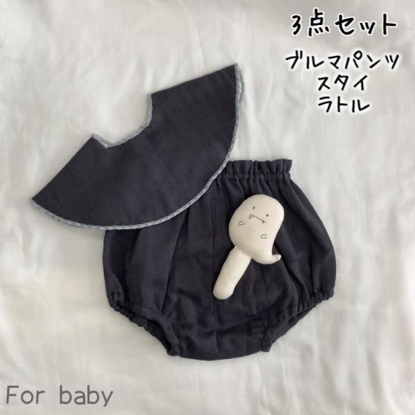 ベビー用のブルマ・スタイ・ラトルの3点セットです。デビルのしっぽが付いた可愛いブルマパンツ♪ハロウィンイベントにもぴったりですね◎【サイズについて】参考年齢:生後すぐ〜【素材について】コットン【カラーについて】生産ロットにより柄の出方や色の...