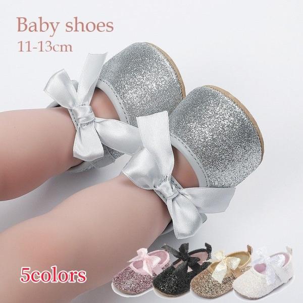 キラキララメがかわいいファーストシューズ！大きいリボンがポイントです♪結婚式や七五三などのフォーマルシーンで大活躍！出産祝いにもおすすめです！【サイズについて】画像をご参照ください。【素材について】甲皮の使用材：PU　底素材の種類：PU【カ...