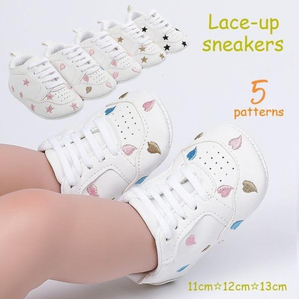 ハートや星の刺繍がキュートなスニーカー。つま先部分の空気穴や、内側のメッシュ使いで通気性も◎【サイズについて】画像をご参照ください。【素材について】甲皮の使用材：PU　底素材の種類：PU【カラーについて】生産ロットにより柄の出方や色の濃淡が...