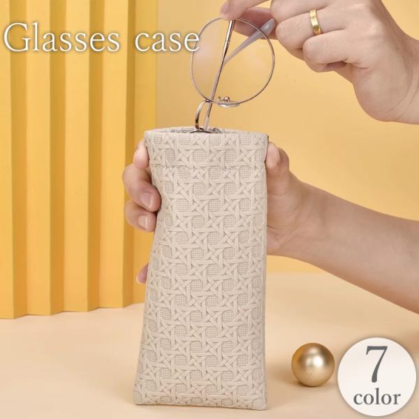 編み込み風のデザインがおしゃれなソフトタイプのメガネケース。落ち着いたカラーで男女問わずお使いいただけます。【サイズについて】画像をご参照ください。【素材について】PVC【カラーについて】生産ロットにより柄の出方や色の濃淡が異なる場合がござ...