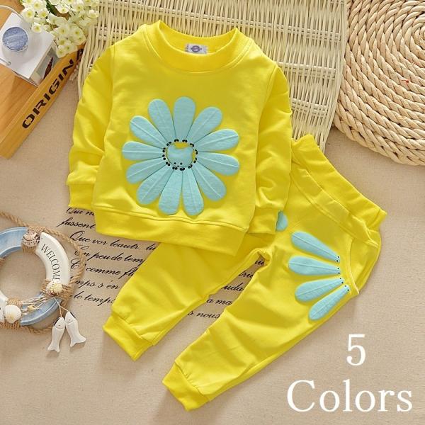 ダンスの練習やルームウェアに、可愛いお花のついたスウェットの上下セットアップです。【サイズについて】90 着丈34cm バスト27cm（平置き） 袖丈29cm ズボン丈45cm ヒップ32cm（平置き）、100 着丈37cm バスト29cm...