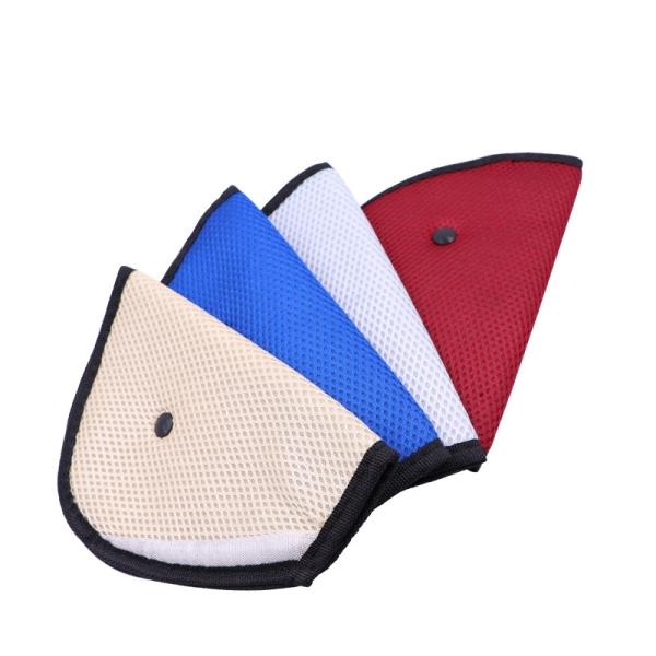 シートベルトの金具を中に通し、ボタンを留めるだけで簡単に取り付け可能なシートベルトカバーです。ドライブ中のシートベルトによるお腹の圧迫感や体に当たる時の痛みを軽減してくれます。※こちらの商品自体がチャイルドシート・シートベルトに代わるもので...