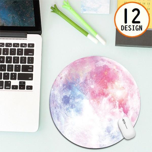 惑星モチーフのオシャレなデザイン♪薄型ラウンドタイプのマウスパッドです。ちょっとしたプレゼント・プチギフト・景品などにもオススメ◎※その他のデザインも販売中です。【zak-14032】で検索して下さい。【サイズについて】画像をご参照ください...