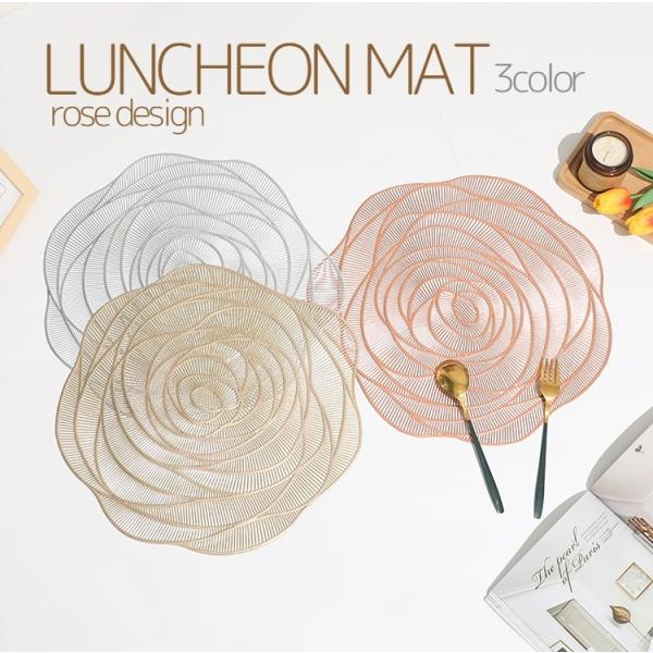 バラを象ったデザインのランチョンマットです。オシャレな雰囲気が食卓に華やかさプラスします♪【サイズについて】画像をご参照ください。【素材について】PVC【カラーについて】生産ロットにより柄の出方や色の濃淡が異なる場合がございます。お使いのモ...