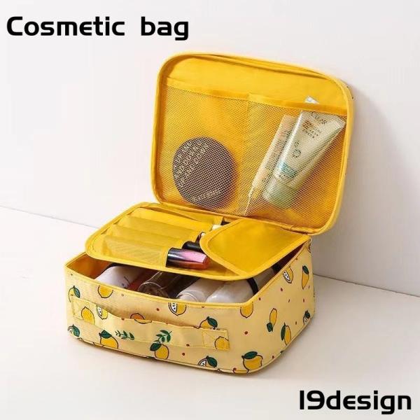 普段使いや旅行などにぴったり！おしゃれなデザインのバニティ型化粧ポーチです。仕切りやポケット付きで、スキンケア用品とメイク道具の入れ分けも簡単◎大きく開くファスナータイプで、旅行の必須アイテムになること間違いなし♪【サイズについて】画像をご...