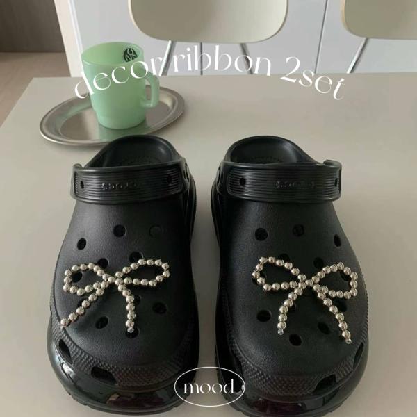 トレンドアイテムで足元をおしゃれに演出するシューパーツ（同色2個セット）です。可愛いリボンが靴やサンダルをさらに可愛く?【原産国】韓国@plusnao_mood【サイズについて】（横×縦）約9cm×4cm・測り方により誤差が生じる場合がござ...