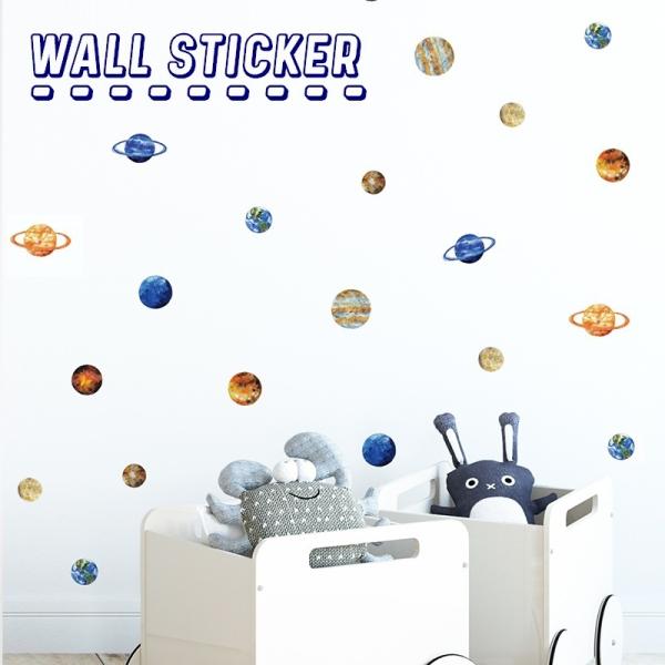 地球や土星などの惑星がたっぷり詰まったウォールステッカーです。寝室や子ども部屋などの装飾に♪9つの惑星（1枚）のお届けとなります。【サイズについて】画像をご参照ください。【素材について】PVC【カラーについて】生産ロットにより柄の出方や色の...