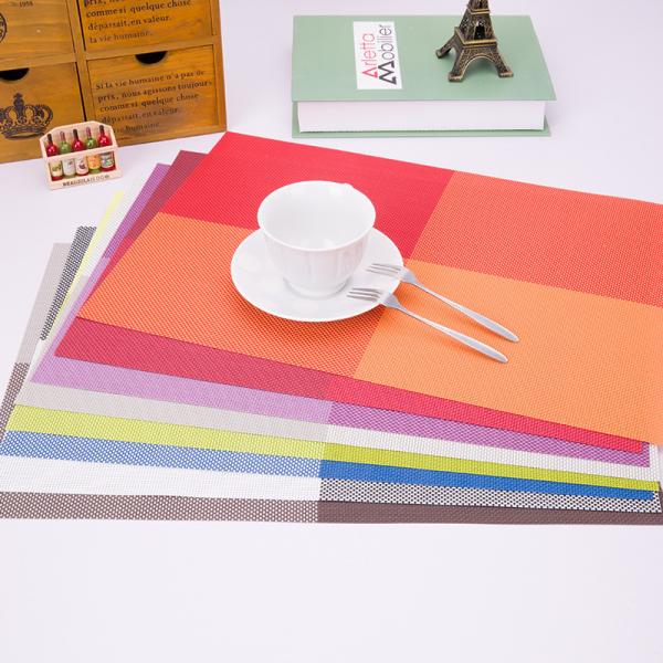 カラフルでかわいいランチョンマットです。普段の食卓にも、来客時にもお使いいただけるマットです。【サイズについて】45×30ｃｍ※測り方により多少の誤差が生じる場合がございます※※同じサイズでもカラーによって大きさが異なる場合もございます※【...