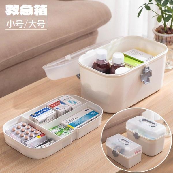 取り外し可能なトレー付きの2段タイプ♪お薬や小物をたっぷり収納できる救急箱です。持ち運びに便利な取っ手付き。小号と大号の2サイズからお選び頂けます◎【サイズについて】画像をご参照ください。【素材について】PP【カラーについて】生産ロットによ...