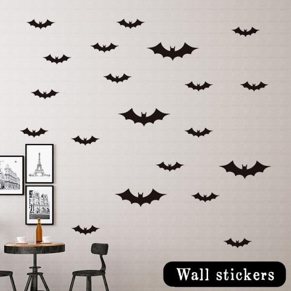 コウモリのシルエットのウォールステッカー。シンプルなデザインなので、ハロウィンの時期のほか、お部屋に飾っても可愛いですよ♪【サイズについて】画像をご参照ください。【素材について】PVC【カラーについて】生産ロットにより柄の出方や色の濃淡が異...