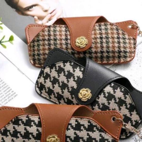 バッグの中 で 迷子 にならない ストラップ 付 本革風 メガネケース シンプル おしゃれ デザイン肌ざわりの良い PUレザー で高級感ある仕上がりに開閉 便利 ボタン式 幅広い取り出し口 使いやすいソフト 革 スリム おしゃれ 眼鏡ケース...