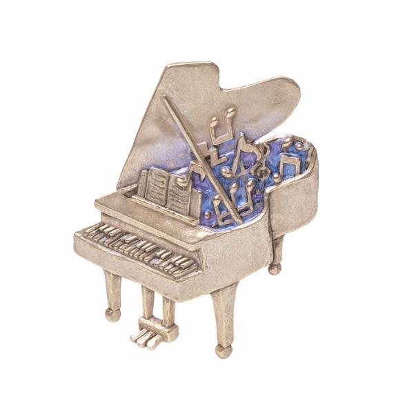 ■スタイル■ ピアノホールブローチ Piano hmpb001 ■ブランド■ 　Palnart Poc パルナートポック　HOFMUSICA(ホーフムジカ) ■コメント■グランドピアノのブローチ。ピアノから音楽が溢れてくるように音符や記号が...